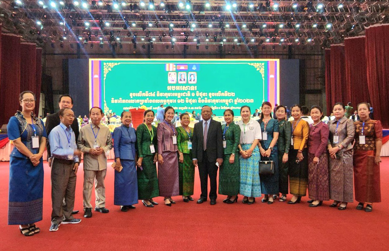 លោកជំទាវ មិថុនា ភូថង អភិបាល នៃគណៈអភិបាលខេត្តកោះកុង និងលោកស្រី ឈី វ៉ា ...