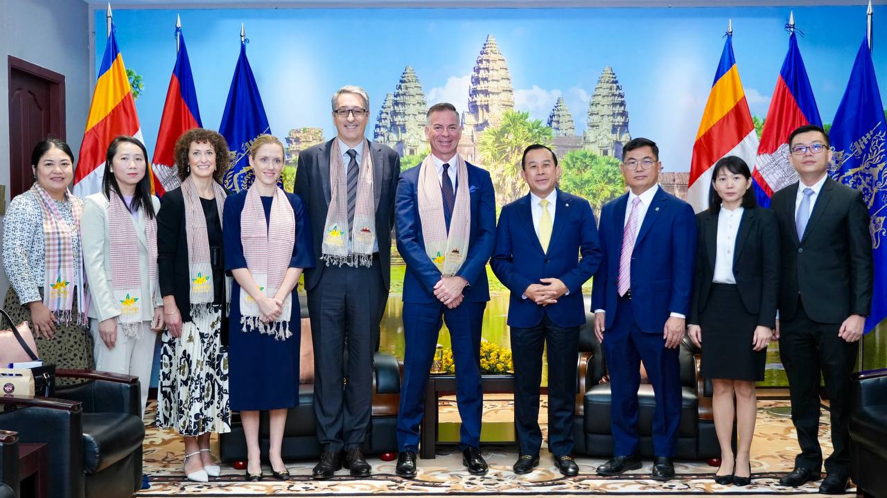 ឯកឧត្តម ហួត ហាក់ រដ្ឋមន្ត្រីក្រសួងទេសចរណ៍ បានអនុញ្ញាតជូនលោក Stephen ...