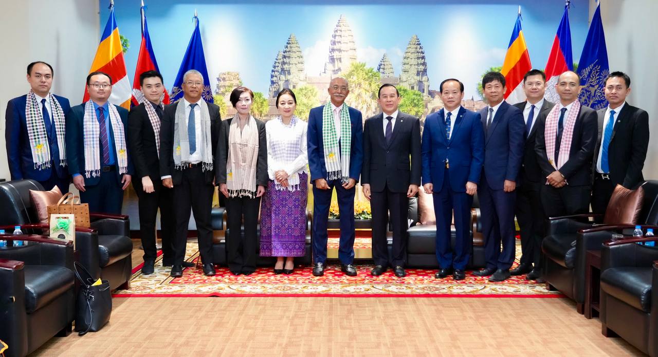 ជំនួបសម្តែងការគួរសម និងពិភាក្សាការងាររវាងឯកឧត្តមរដ្ឋមន្ត្រី ហួត ហាក់ ...