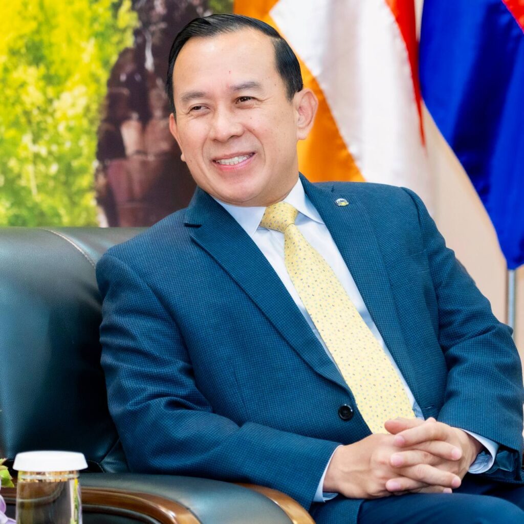 បណ្តាញក្រុមហ៊ុនផលិតស្បែកជើងសម្រាប់ម៉ាកល្បីៗ ដូចជា Armani, Michael Kor ...