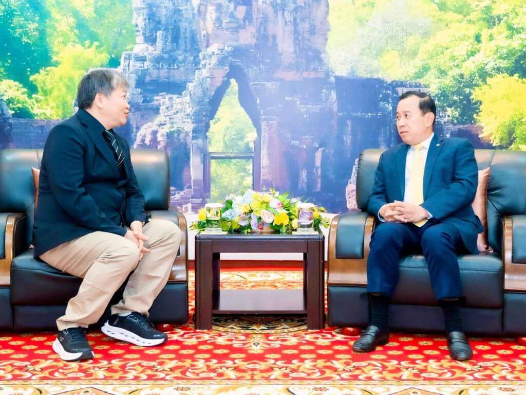 បណ្តាញក្រុមហ៊ុនផលិតស្បែកជើងសម្រាប់ម៉ាកល្បីៗ ដូចជា Armani, Michael Kor ...