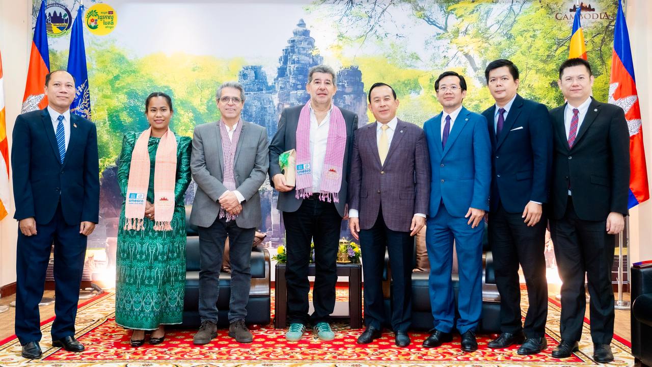 International well-known journalists and producers for many French ...